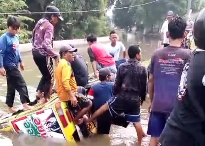 Viral Video Mobil Odong-odong Tercebur di Irigasi! – ontv.co.id