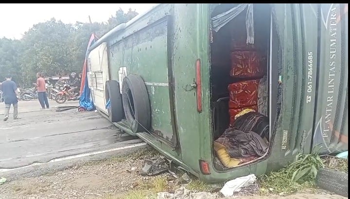 Bus ALS Terguling dan Tabrak Tiga Warung Warga di Labusel, 16 Penumpang ...