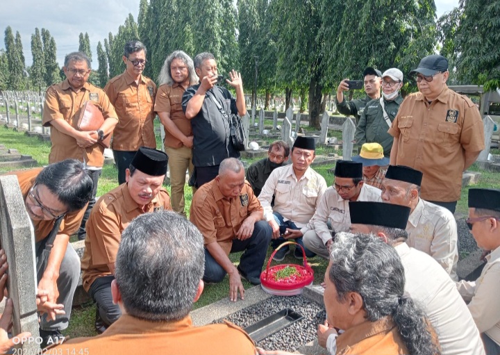Sambut HPN 2026, AMKI Gelar Ziarah ke Makam Tokoh Pers Nasional B.M ...